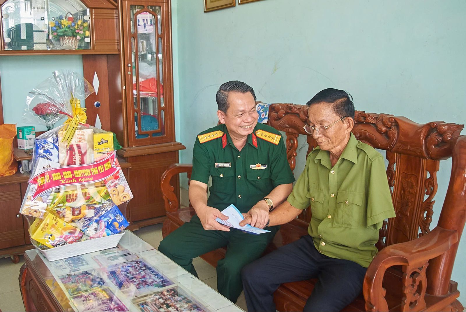 Lãnh đạo các địa phương thăm, tặng quà gia đình chính sách, người có công